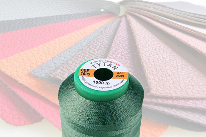 Čalounická šicí nitě TYTAN 60E 1000 m barva Tm Zelená 2595 - Modernatex.cz